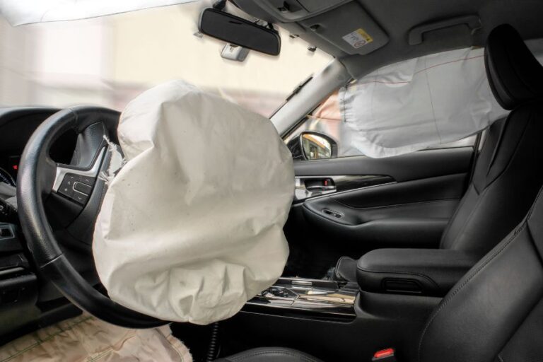 ¿Cómo funciona el airbag del coche? - Clicars Blog